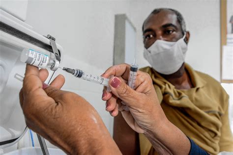 Idosos acima de 60 anos vão receber dose de reforço contra a Covid 19