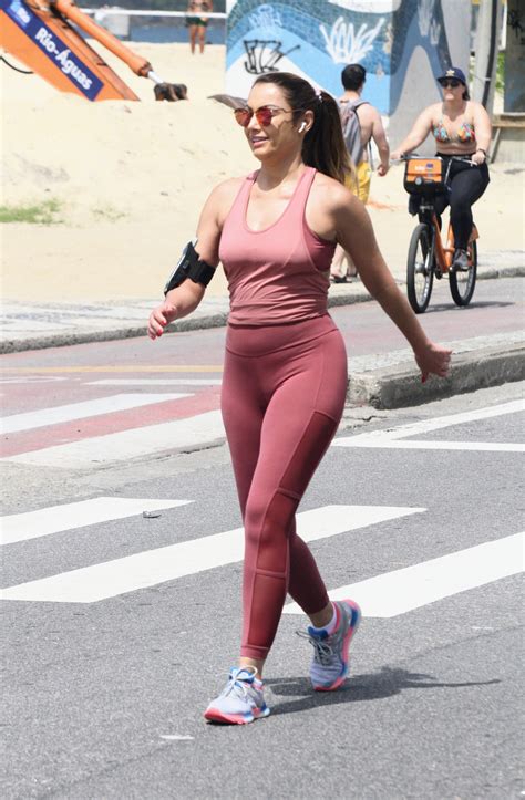 De look fitness todo rosa Patrícia Poeta caminha pela orla do Leblon
