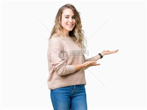 穿着毛衣穿着孤立背景的美丽金发年轻女子高清图片下载 正版图片505635234 摄图网