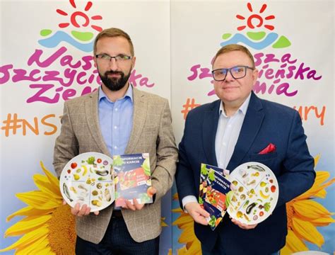 Karty dobra trafiły do ubogich seniorów z powiatu szczycieńskiego