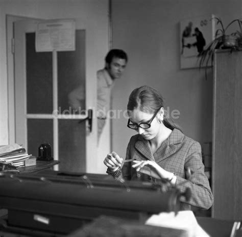 DDR Fotoarchiv Berlin Sekretaerin im Büro in Berlin der ehemaligen