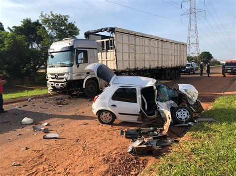 Mulher morre e carro dela é destruído em colisão caminhão em Campo