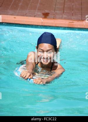 M Dchen Bikini Pool Wasserbad Baden Junge Frau Schwimmbad Sommer