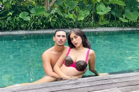 3 Pose Hot Mom Jessica Iskandar Berbikini Pamer Baby Bump Netizen