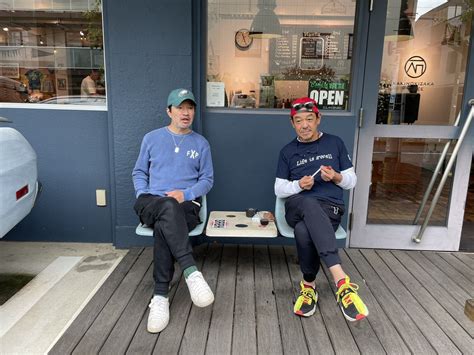木村祐一 on Twitter 圭さんと圭さんのお店にてコーシー いつぞやの 圭さん コーヒー ボウリング場のベンチ