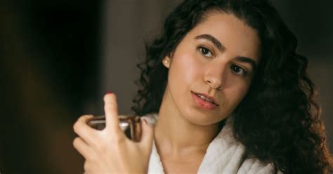 3 perfumes femininos que fogem do padrão são baratos e fixam o dia