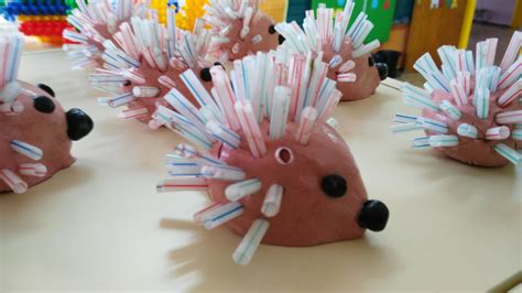 Erizo hecho de pasta de modelar marrón plastilina negra y pajitas