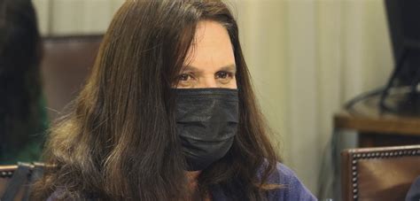 Ministra de Defensa sufrió robo en su domicilio su esposo e hijo se