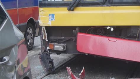 Samochód wjechał pod autobus Trasa WZ stanęła w korku TVN Warszawa