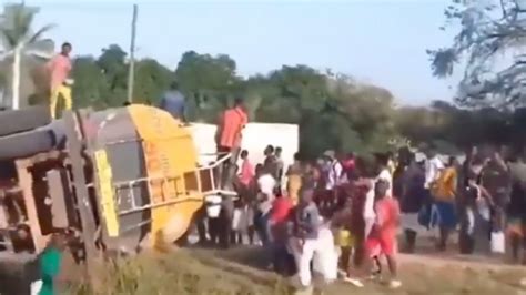 VIDEO hacían rapiña en un camión accidentado y explotó hay 40 muertos