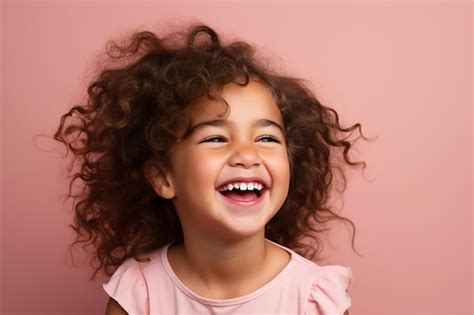 Portrait En Studio D Une Petite Fille Qui Rit Sur Un Fond De Couleurs