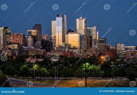Paisaje Urbano De Denver Colorado En La Noche Foto De Archivo Editorial