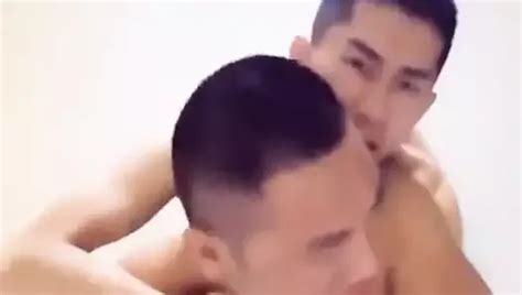 中国男人在床上口交和性爱视频（212） Xhamster