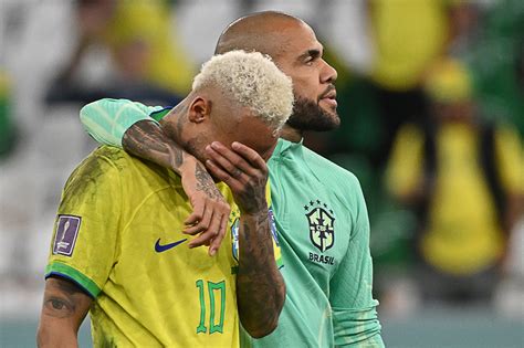 Neymar S Father To Pay Former Barcelona Teammate Dani Alves 1m Bail