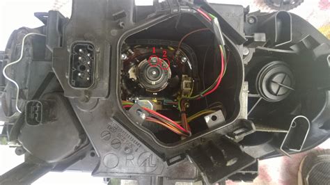 Wymiana żarówki D2S w lampie typu xenon BMW X3 e83 lampa prawa od