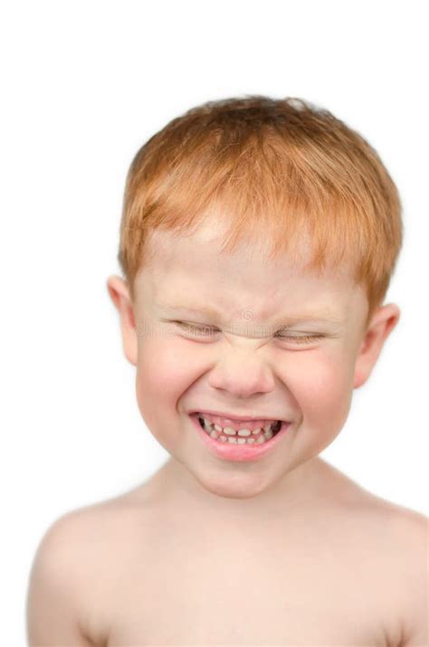 Un Roux De 4 Ans Rit Les Yeux Fermés Portrait D un Garçon Qui Rit