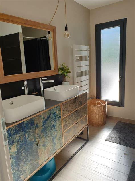 A Bathroom With Two Sinks And A Large Mirror Above The Sink Is Next To