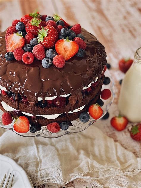 Naked Cake Mit Beeren Mascarponecreme Und Schokoladenganache