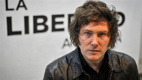 Javier Milei compartió una foto retro de su pasado como arquero y se