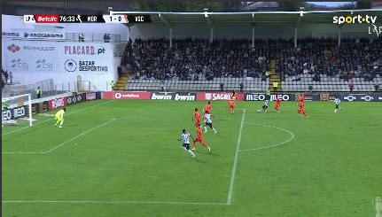 André Luís decidiu de cabeça o Moreirense Vitória Veja o lance