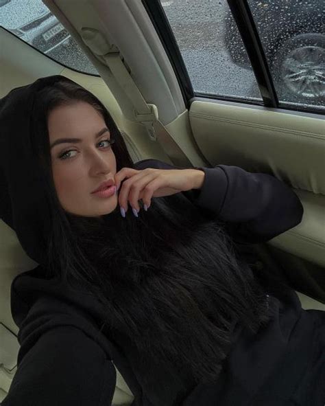 Intip 4 Potret Aduhai Pramugari Christina Bibir Sensualnya Begitu
