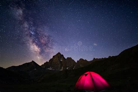 El Acampar Debajo Del Cielo Estrellado Y Vía Láctea En La Mucha Altitud