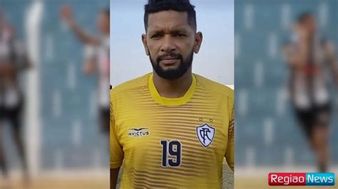 Jogador de futebol é preso por transportar droga em ônibus Policial