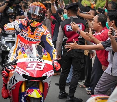 Pembalap MotoGP Ramai Ramai Pakai Helm Batik Di Mandalika