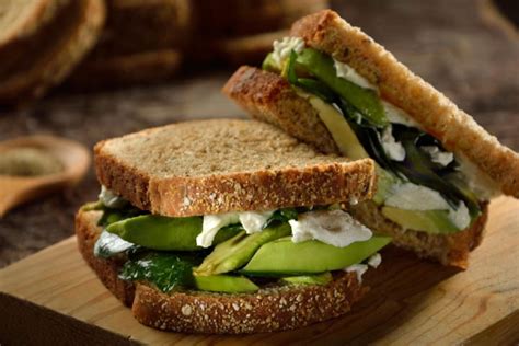 Sándwich Aguacate Queso azul y Espinacas Con Sal y Azucar