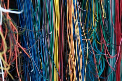 Como identificar diferentes fios elétricos por seus códigos de cores