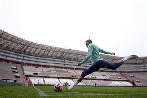 Fernando Diniz aprimora bolas paradas em último treino da seleção