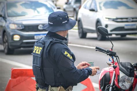 BR 235 PRF Flagra Em Itabaiana Motociclista Dirigindo CNH Suspensa