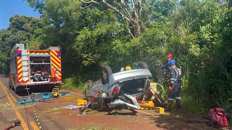Moradora de Campo Mourão fica gravemente ferida em capotamento entre