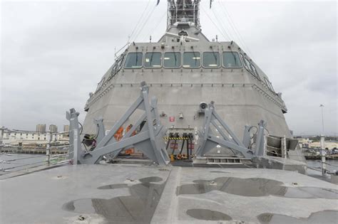 Navio de combate litorâneo USS Oakland LCS 24 recebe instalação para