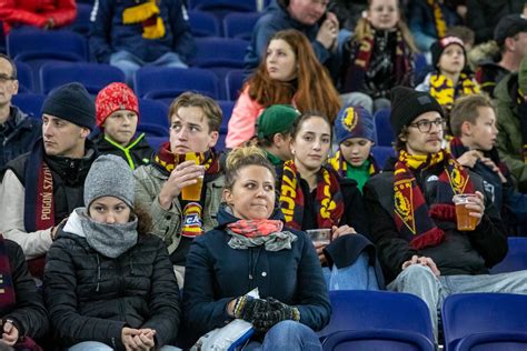 Kibice na meczu Pogoń Szczecin Górnik Zabrze stworzyli gorącą