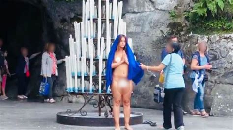 Sanctuaire De Lourdes Lartiste Deborah De Robertis Condamn E Pour