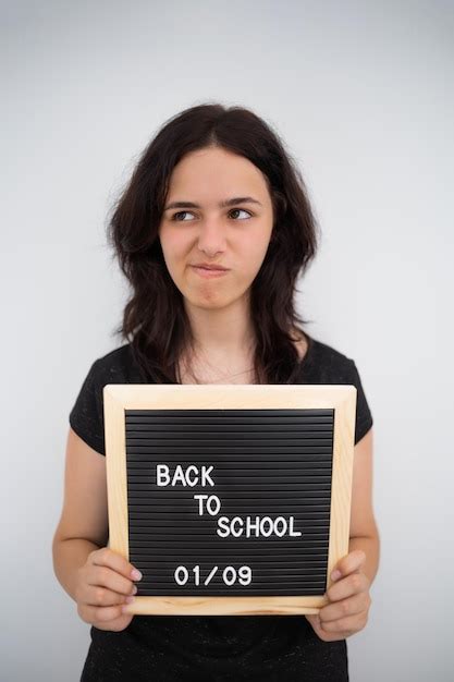 Concepto De Regreso A La Escuela Estudiante De Secundaria Enojado E