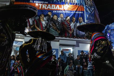 La fiesta política de San Pedro La Laguna puro confeti y pirotecnia