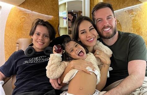 Evangélica Maíra Cardi mostra batismo do filho Celebridades Vogue