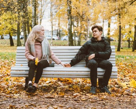 Le Garçon Regarde Tendrement La Fille Et Veut S embrasser Un Jeune