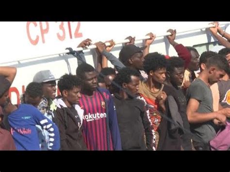 Migranti A Lampedusa Nuovi Sbarchi Nella Notte 250 Persone Salvate