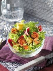 Salade périgourdine au magret fumé au foie gras et aux pommes
