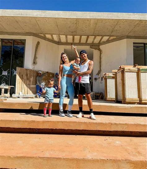 Virgínia apresenta nova mansão em construção para as filhas Casa nova