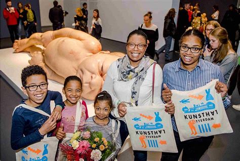 Hyperrealistische Sculpturen Verwelkomen 100 000ste Bezoeker In Kunsthal