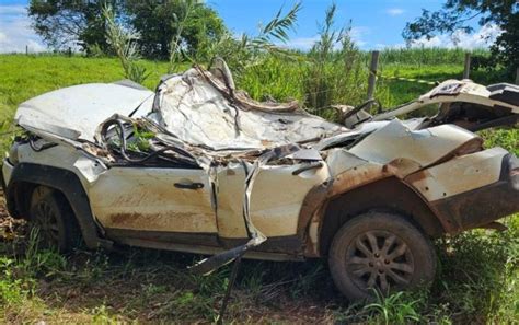 Acidente mata duas pessoas e deixa carro destruído em rodovia de Goiás