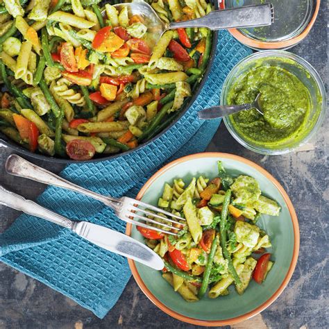 Pesto pasta med kylling og grøntsager Home by Bianca