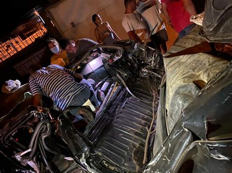 A Gazeta Carreta desce ladeira e atinge carros árvore e muro em