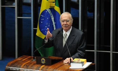 Ex presidente José Sarney tem fraturas após sofrer queda em Brasília