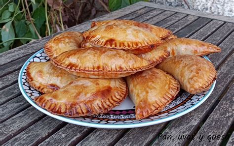Empanadillas de atún al horno Pan uvas y queso