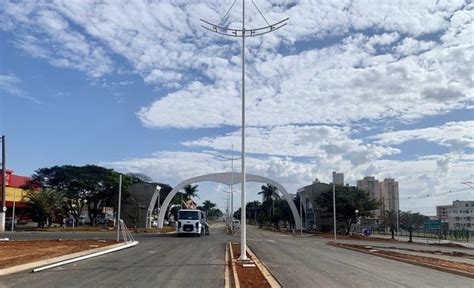 Prefeitura instala postes de iluminação na entrada da cidade Novo Momento
